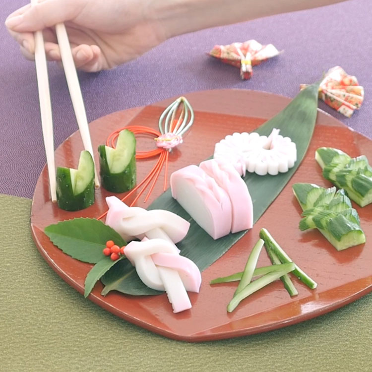 自宅で割烹気分！簡単飾り切り「きゅうりの切り違い」でおせちを華やかに | kufura（クフラ）小学館公式