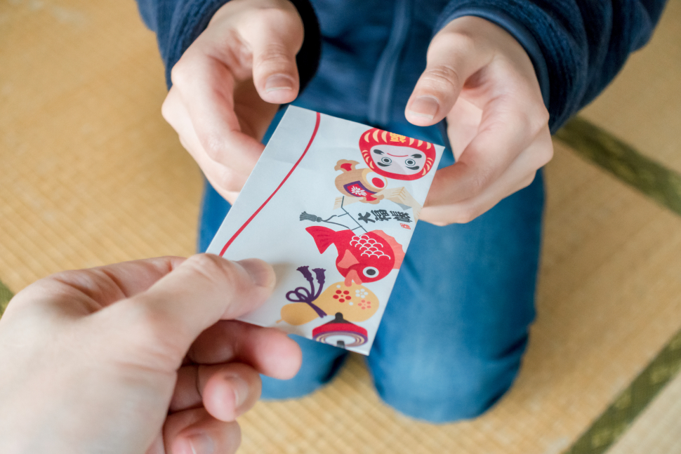 お年玉を受け取る子供のイメージ Kufura(クフラ)小学館公式