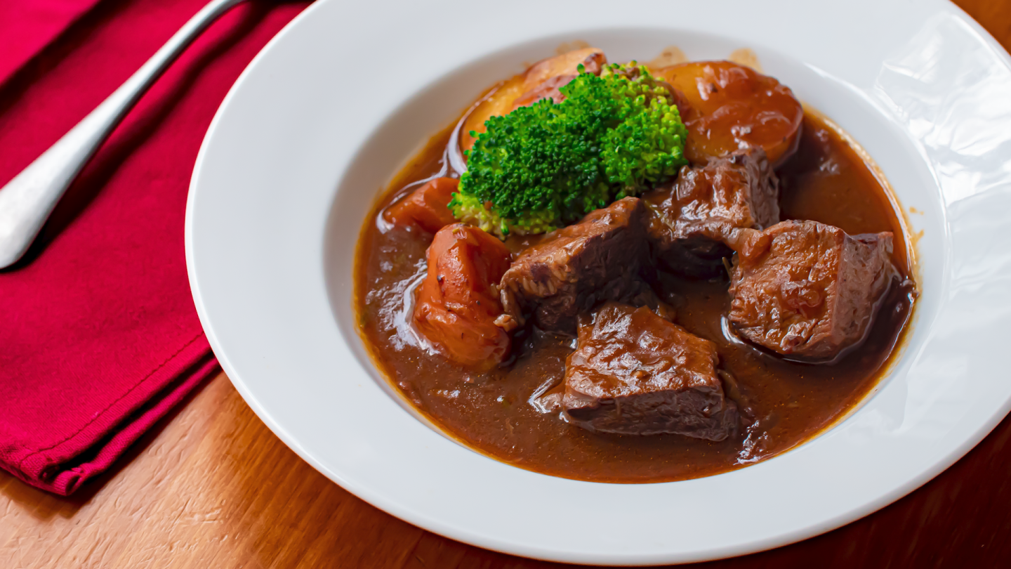 デミグラス缶で作る！究極の「ビーフシチュー」の作り方【プロが教えるおうちイタリアン#23】 | kufura（クフラ）小学館公式