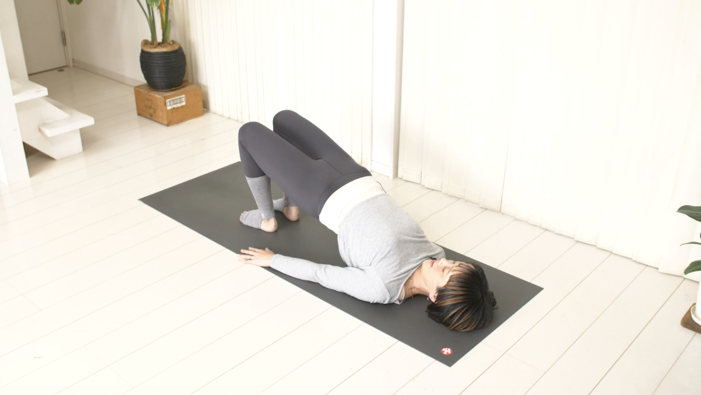 「腸ヨガ」で便秘対策！お腹ポカポカ、免疫力アップにも【おうちでヨガレッスン#32】 | kufura（クフラ）小学館公式