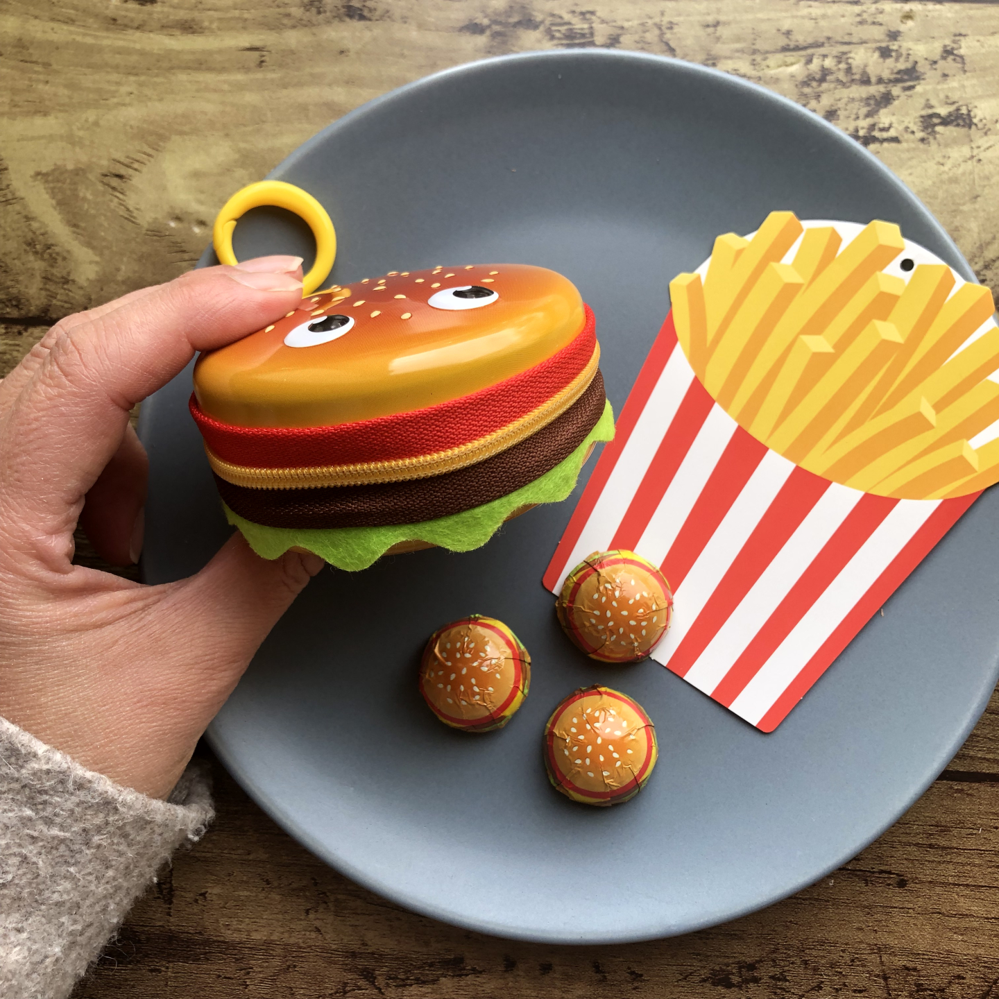 【カルディ バレンタイン2024】今年はパワーアップ！ハンバーガー缶から王室御用達ブランドまでオススメ16 | kufura（クフラ）小学館公式